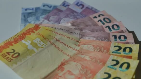 Renda domiciliar per capita chega a R$ 2.316 em 2025, diz IBGE | Contec ...